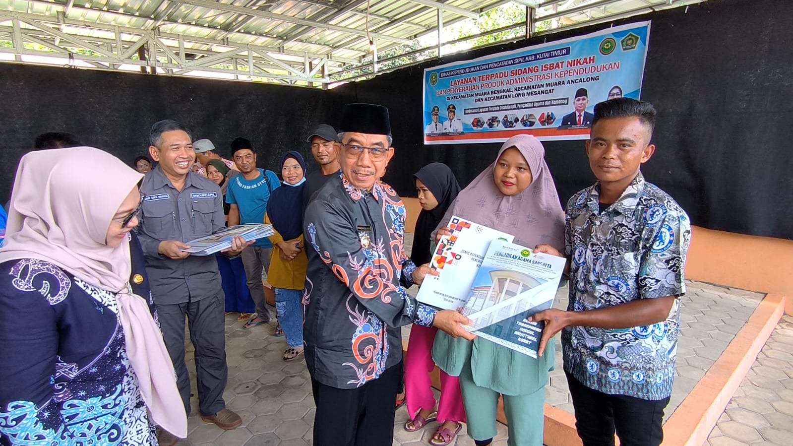 Bupati Kutim Serahkan 116 Dokumen Nikah Isbat Masyarakat Kecamatan ...